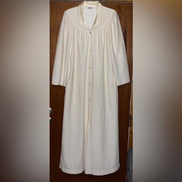 Shadowline | Intimates & Sleepwear | Vintage Shadowline Ivory Soft ...